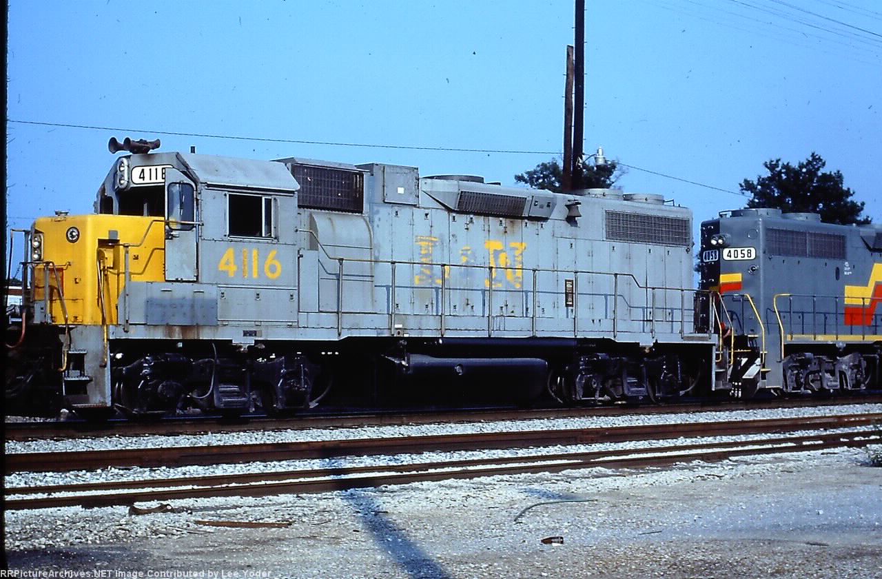 SBD 4116 GP38-2